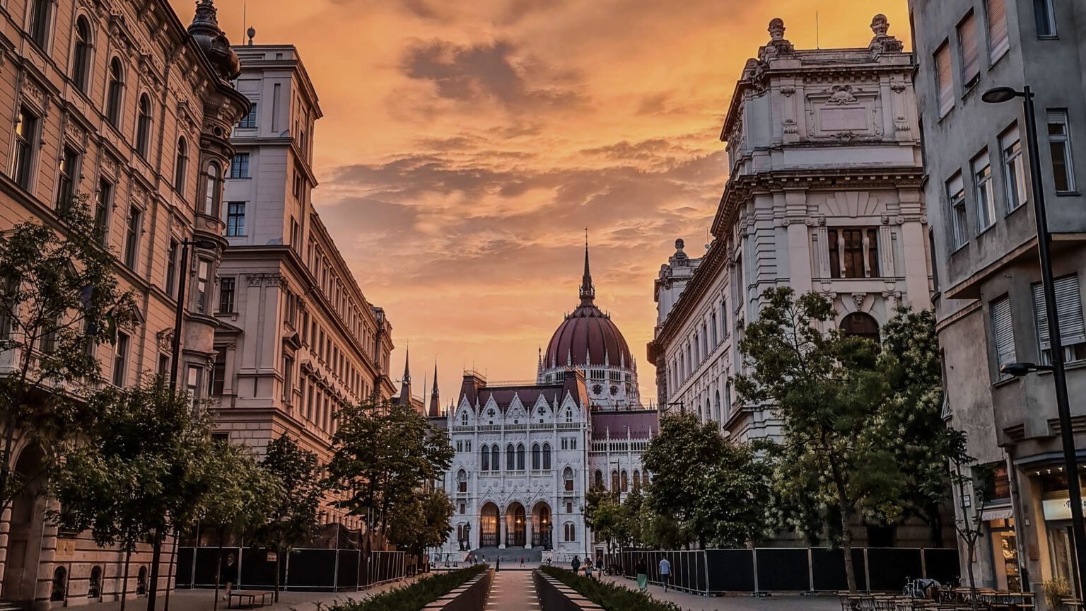 Budapest’s Neighborhoods Uncovered: V. District – Budapest’s Beating ...